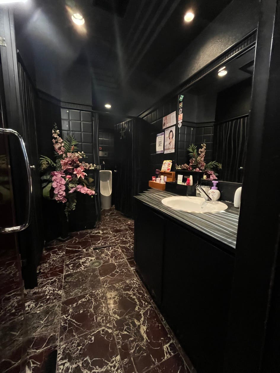 《心斎橋駅近/広々》高級BAR完全貸切可・各種パーティーに/カラオケ無料・ダーツLIVE2あり/飲み放題990円!/結婚式２次会の写真14