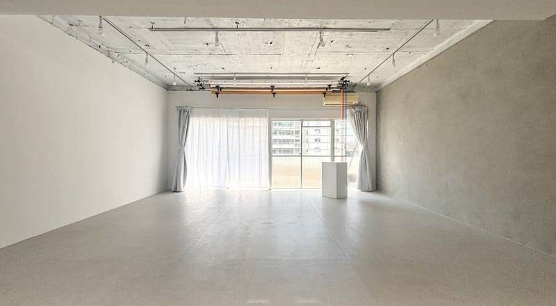【目黒駅２分】南の自然光×白壁×コンクリ調壁の45㎡｜背景紙3色・フルカラーLED無料｜物撮り・アパレル・展示会