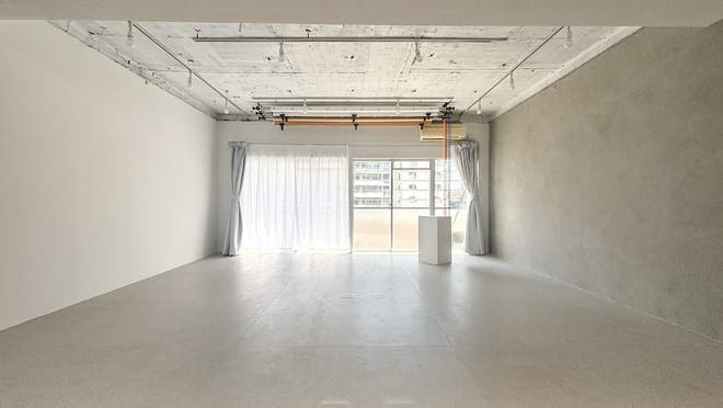 【目黒駅2分】真南の自然光|白壁+5m以上のコンクリ調壁|撮影機材+背景紙無料|スチール撮影・商品撮影・控室・展示会|の写真1