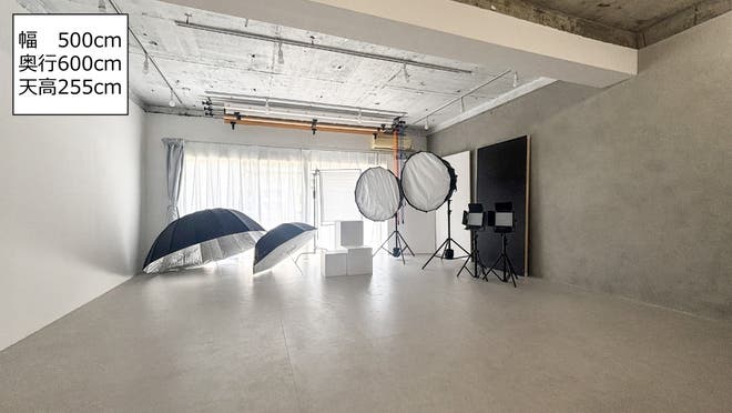 【目黒駅2分】真南の自然光|白壁+5m以上のコンクリ調壁|撮影機材+背景紙無料|スチール撮影・商品撮影・控室・展示会|の写真2
