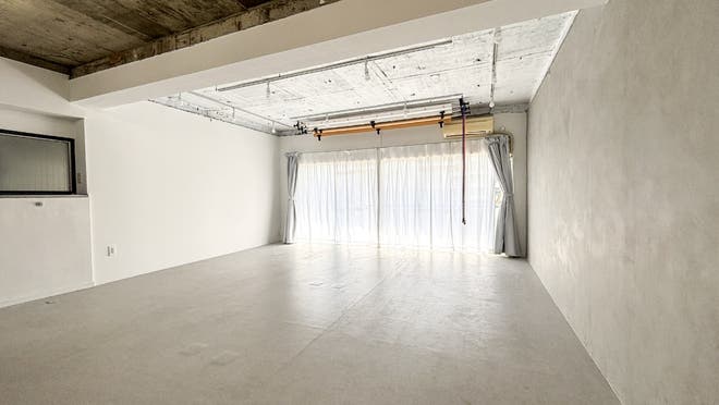 【目黒駅2分】真南の自然光|白壁+5m以上のコンクリ調壁|撮影機材+背景紙無料|スチール撮影・商品撮影・控室・展示会|の写真3