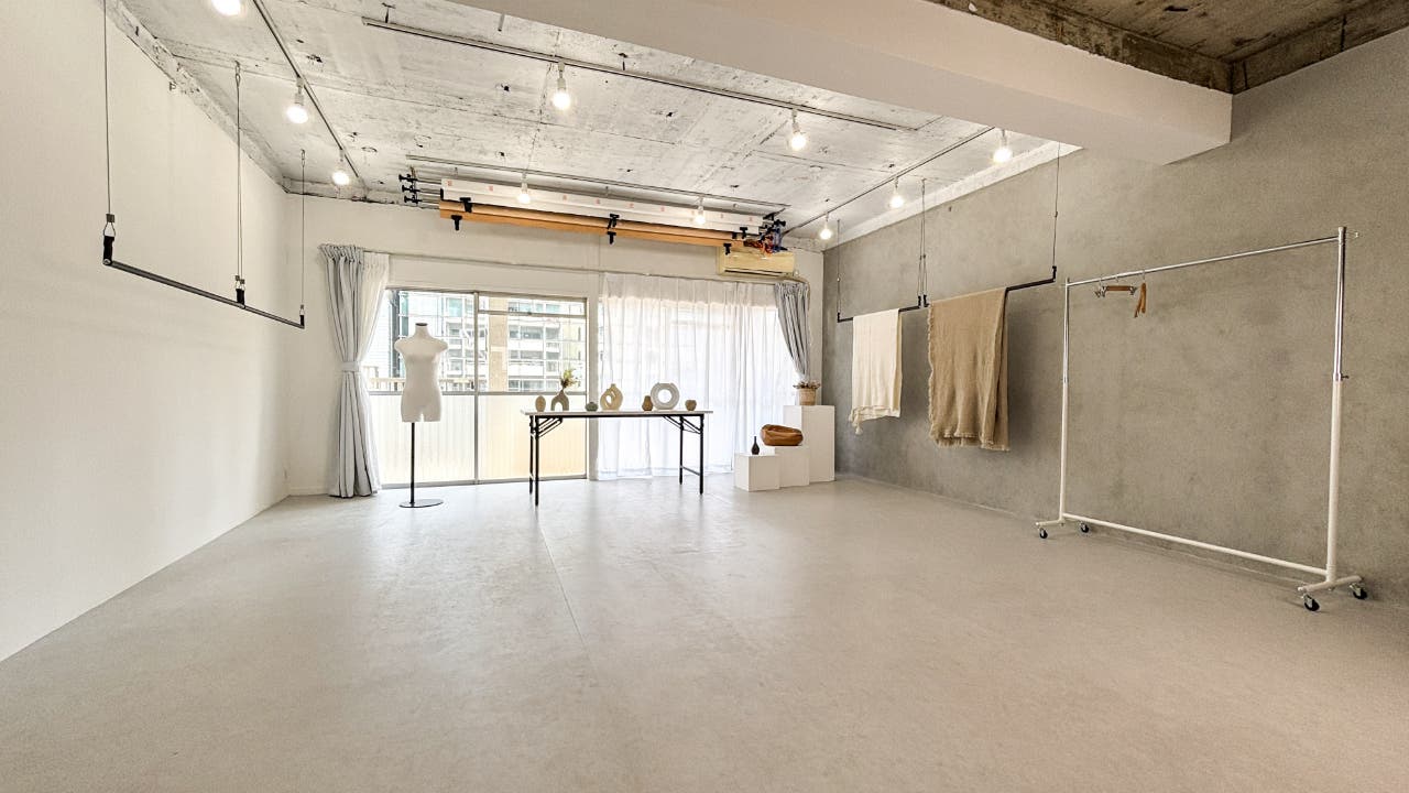 【目黒駅２分】真南の自然光｜白壁＋５ｍ以上のコンクリ調壁｜撮影機材＋背景紙無料｜スチール撮影・商品撮影・控室・展示会｜の写真10