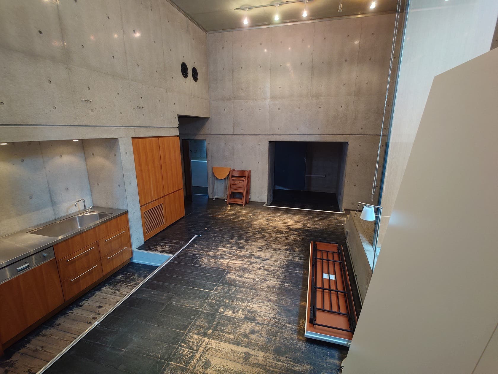 代々木公園から徒歩9分。コンクリートの箱型スペースの写真3