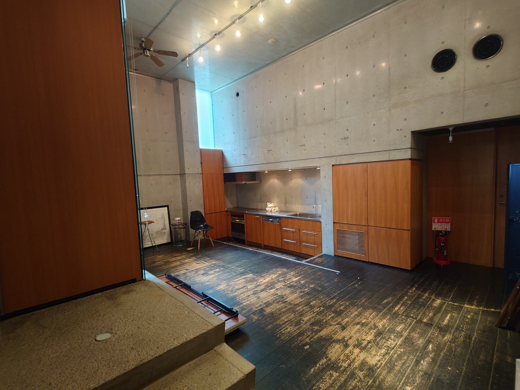 代々木公園から徒歩9分。コンクリートの箱型スペースの写真4