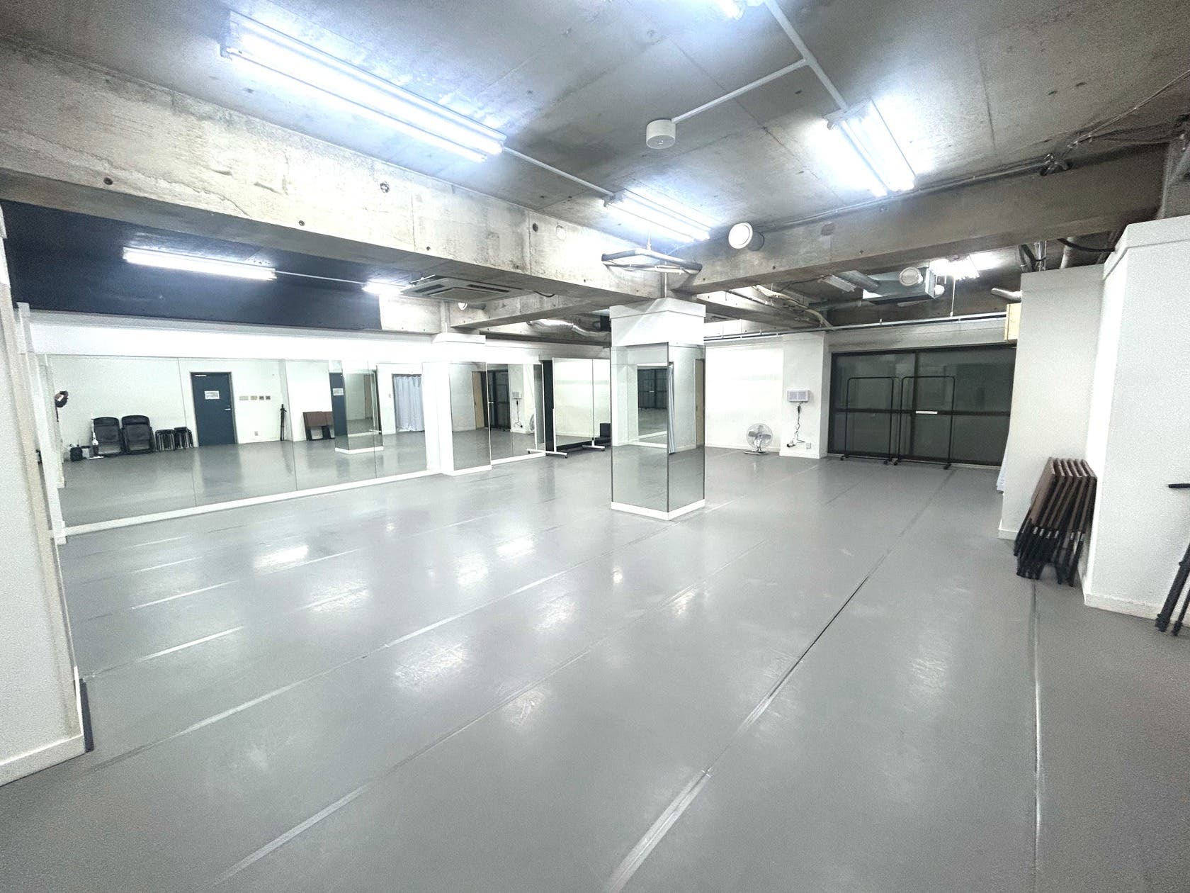 【 100㎡】【東中野駅8分・落合駅6分】ダンス/撮影/演劇/会議、２面の巨大鏡、光ネット、更衣室有の写真1