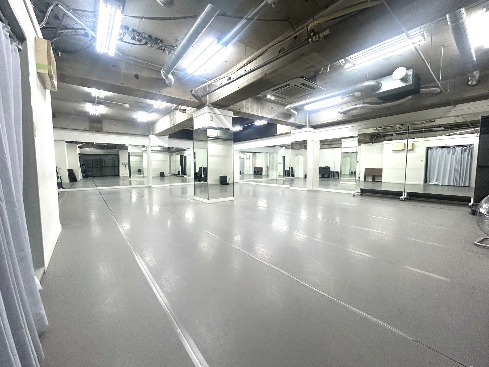 【 100㎡】【東中野駅8分・落合駅6分】ダンス/撮影/演劇/会議、２面の巨大鏡、光ネット、更衣室有の写真4