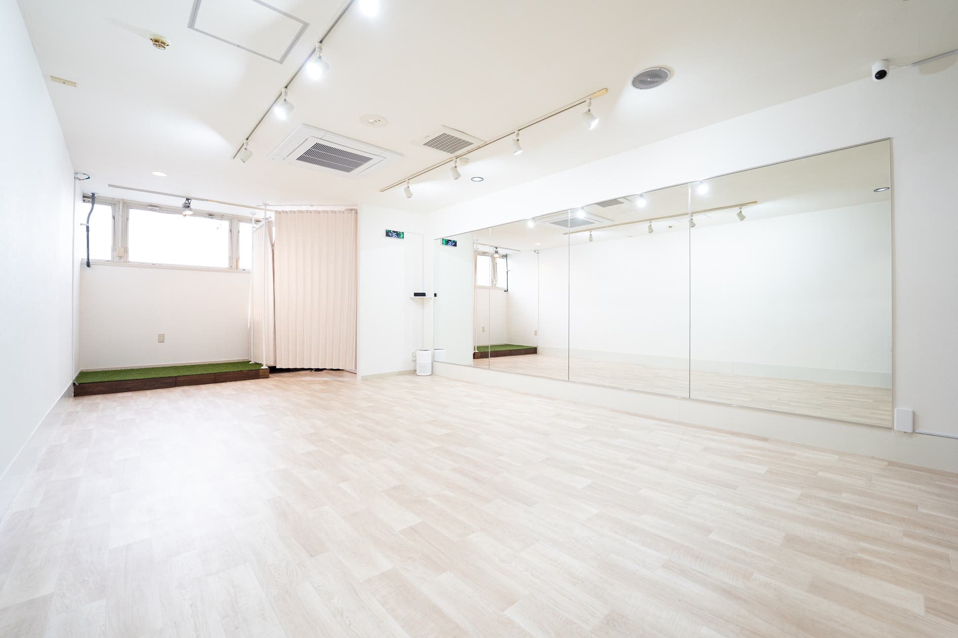 【OPEN記念価格！湘南台駅徒歩3分】大型鏡×綺麗な長方形空間｜ダンス・ヨガ・撮影に最適の写真1