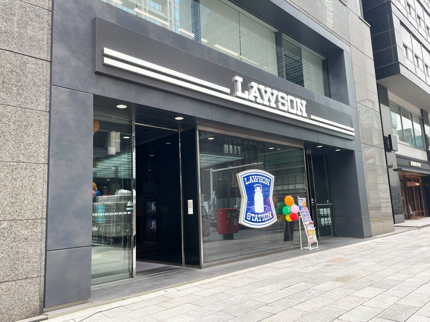 【テレキューブ】ローソン 日本橋二丁目中央通り店の個室型ワークブース（320-03）です。の写真1