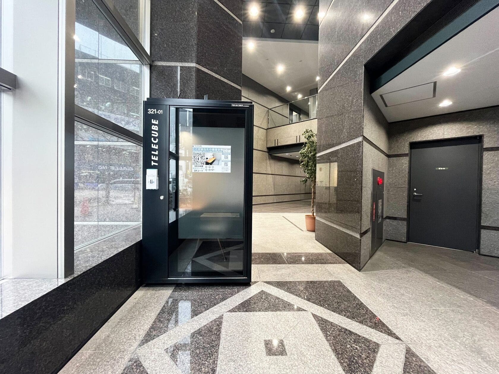 【テレキューブ】日本生命札幌北口ビルの個室型ワークブース（321-01）です。視線と音を遮る、プライベートな集中環境。の写真1