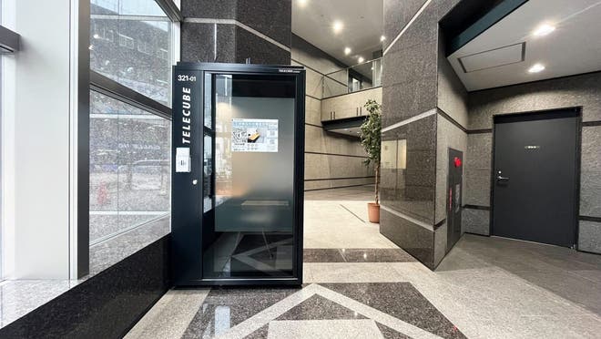 【テレキューブ】日本生命札幌北口ビルの個室型ワークブース(321-01)です。視線と音を遮る、プライベートな集中環境。の写真1