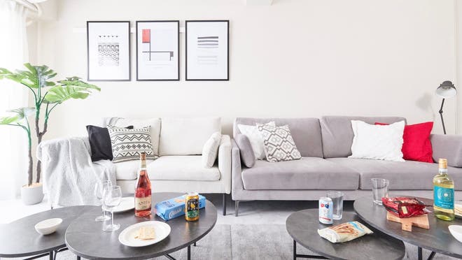 【伏見駅1分】最大16名✨高速光回線&大型モニター🎥備品充実で幅広い用途に最適!綺麗でおしゃれなお部屋で楽しくパーティー💕の写真1