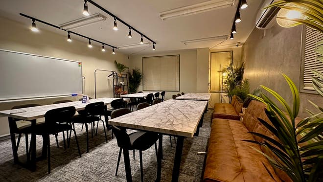 NEW【八丁堀駅2分!宝町駅3分!】最大24名着席/無料Wifi/会議・撮影・女子会・ボドゲ・パーティ・商談等!飲食🍺🍷可!の写真1