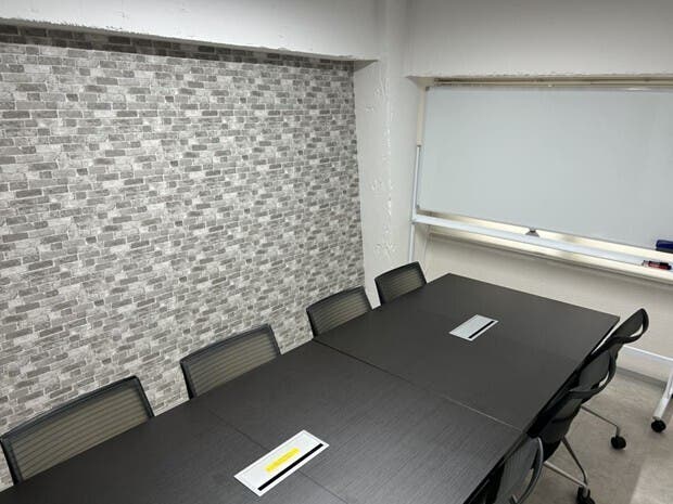 駅東口徒歩1分！614号室　最大8名までご利用可能。会議やミーティングにおすすめな貸会議室の写真1