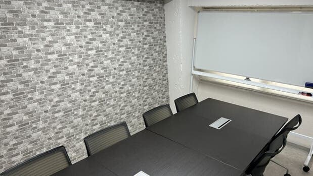 駅東口徒歩1分!614号室 最大8名までご利用可能。会議やミーティングにおすすめな貸会議室の写真1