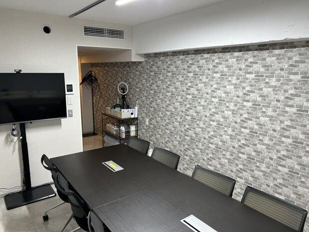 駅東口徒歩1分！614号室　最大8名までご利用可能。会議やミーティングにおすすめな貸会議室の写真2
