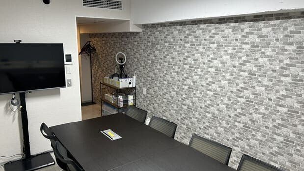 駅東口徒歩1分!614号室 最大8名までご利用可能。会議やミーティングにおすすめな貸会議室の写真2