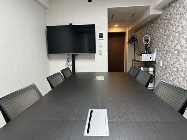 駅東口徒歩1分！614号室　最大8名までご利用可能。会議やミーティングにおすすめな貸会議室の写真3