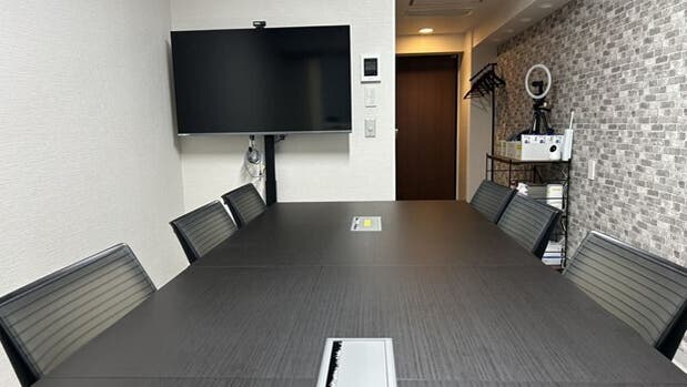 駅東口徒歩1分!614号室 最大8名までご利用可能。会議やミーティングにおすすめな貸会議室の写真3