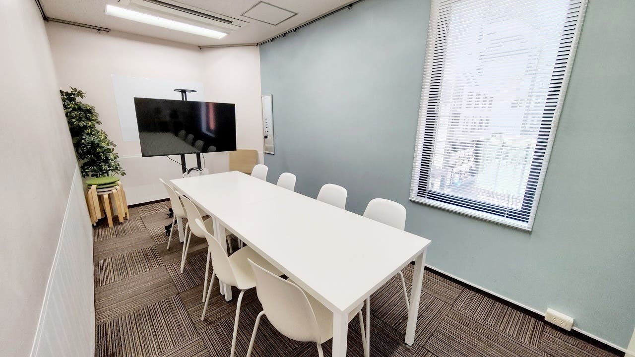 【赤坂見附駅徒歩2分/赤坂駅徒歩4分】10名/高速光Wifi・50インチ大型モニター/ボドゲや楽器練習にも/軽飲食可/靴利用の写真1