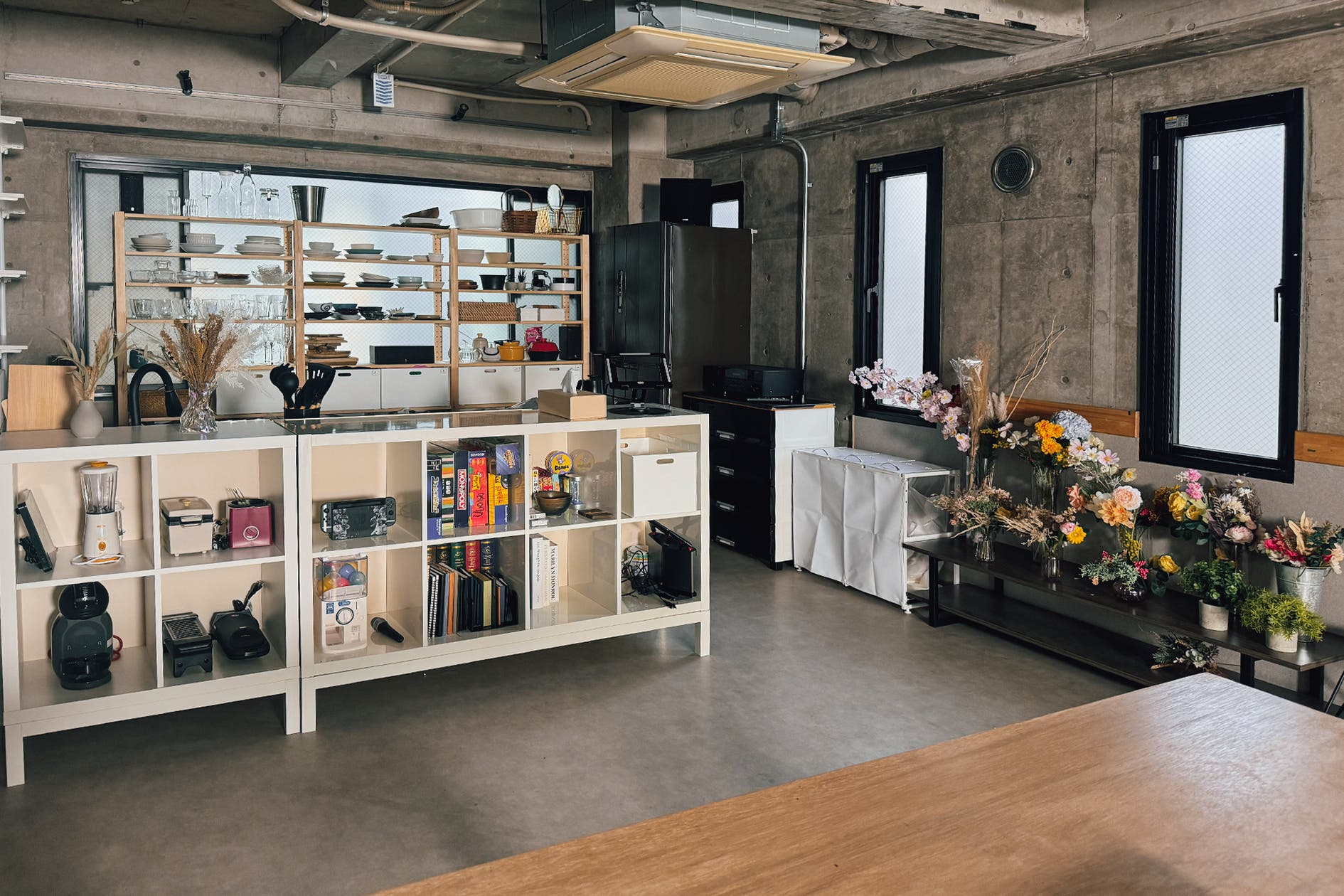 【二子玉川10分/41㎡長方形空間】撮影会社運営のスタジオ&遊び場｜撮影,イベント,個展,オフ会｜プロ機材,ミニキッチン,小物の写真2