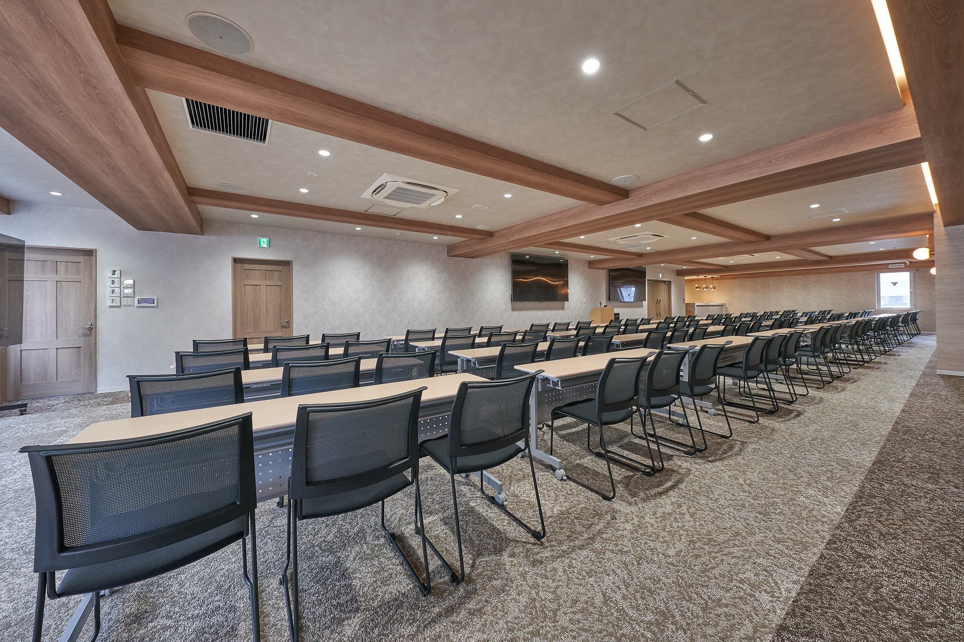 TS新橋4F【新橋駅 徒歩1分】セミナー 研修 パーティー ♥控室あり！ 飲食 OK 無料WiFi 駅近★の写真3