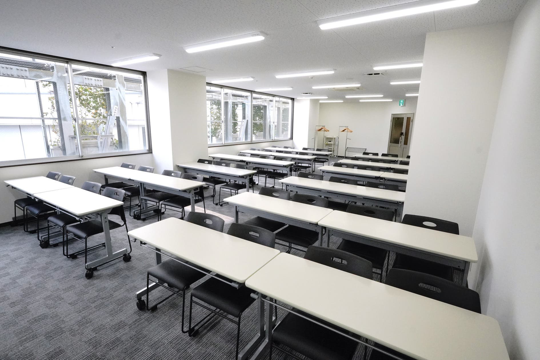 ＜豊橋駅前 TB3F-D会議室＞豊橋駅徒歩1分🚃46名収容🪑光回線Wi-Fi📶プロジェクタ🎥セミナー/研修/会議/ボドゲの写真2