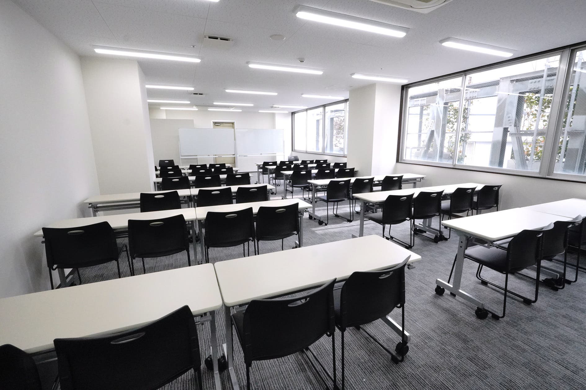 ＜豊橋駅前 TB3F-D会議室＞豊橋駅徒歩1分🚃46名収容🪑光回線Wi-Fi📶プロジェクタ🎥セミナー/研修/会議/ボドゲの写真1