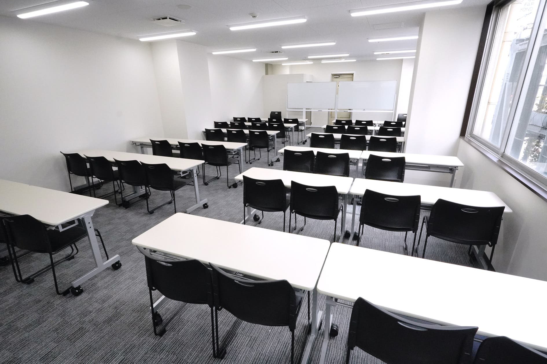 ＜豊橋駅前 TB3F-D会議室＞豊橋駅徒歩1分🚃46名収容🪑光回線Wi-Fi📶プロジェクタ🎥セミナー/研修/会議/ボドゲの写真4