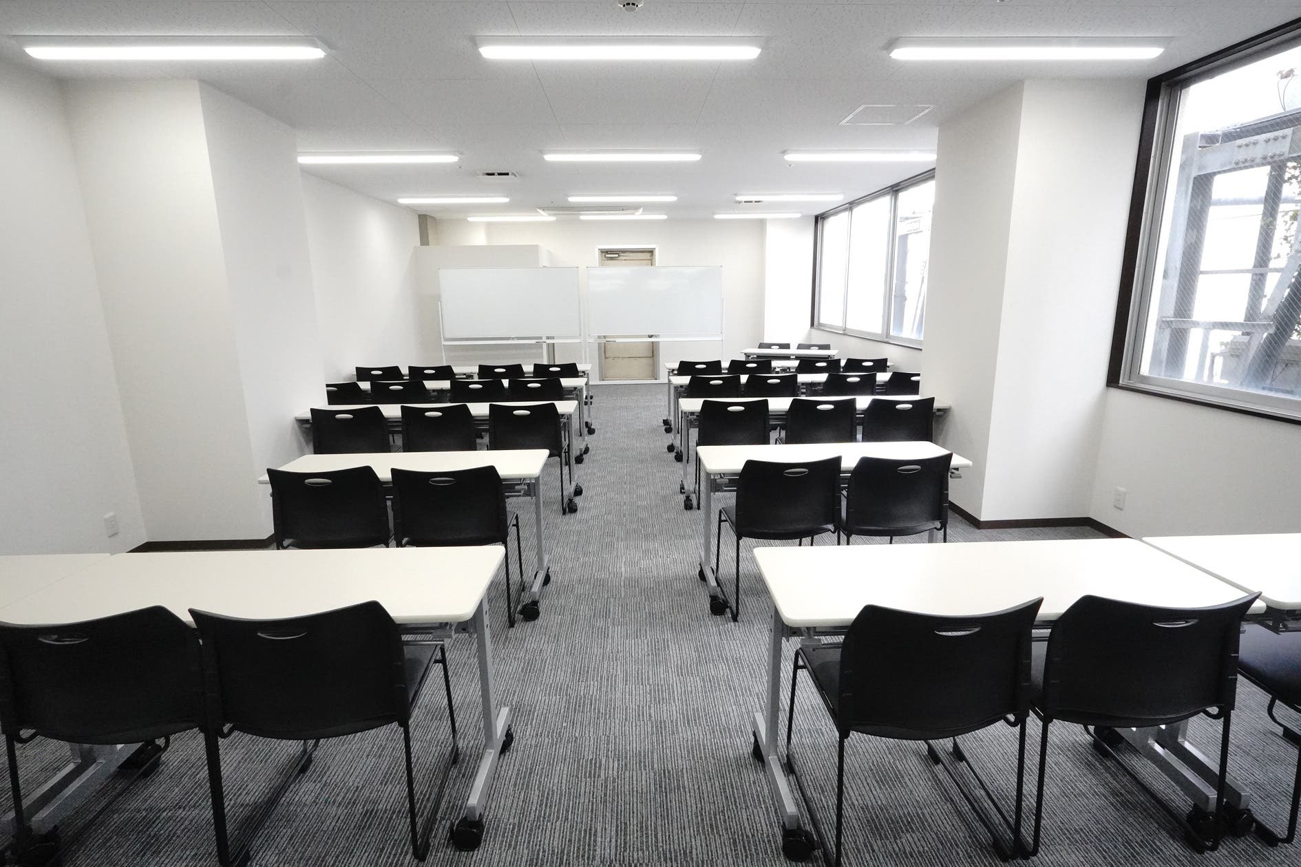 ＜豊橋駅前 TB3F-D会議室＞豊橋駅徒歩1分🚃46名収容🪑光回線Wi-Fi📶プロジェクタ🎥セミナー/研修/会議/ボドゲの写真5