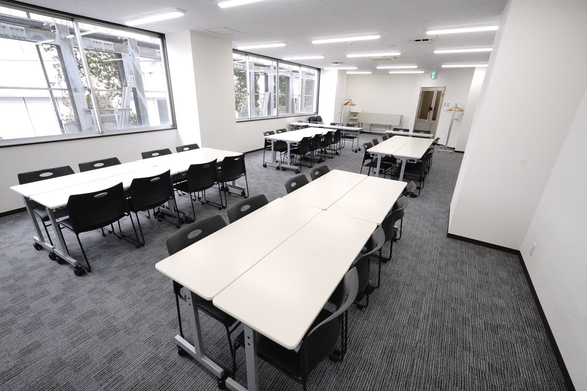 ＜豊橋駅前 TB3F-D会議室＞豊橋駅徒歩1分🚃46名収容🪑光回線Wi-Fi📶プロジェクタ🎥セミナー/研修/会議/ボドゲの写真6