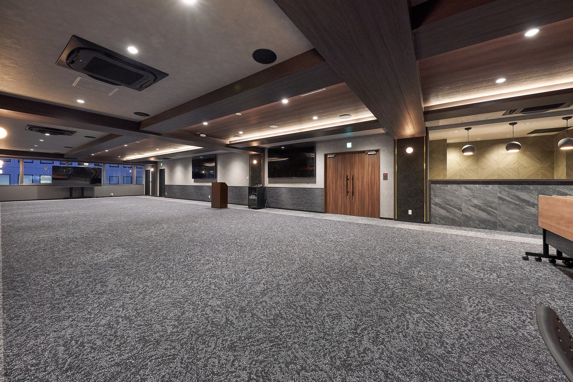 TS新橋5F【新橋駅 徒歩1分】セミナー 研修 パーティー ♥控室あり！ 飲食 OK 無料WiFi 駅近★の写真2