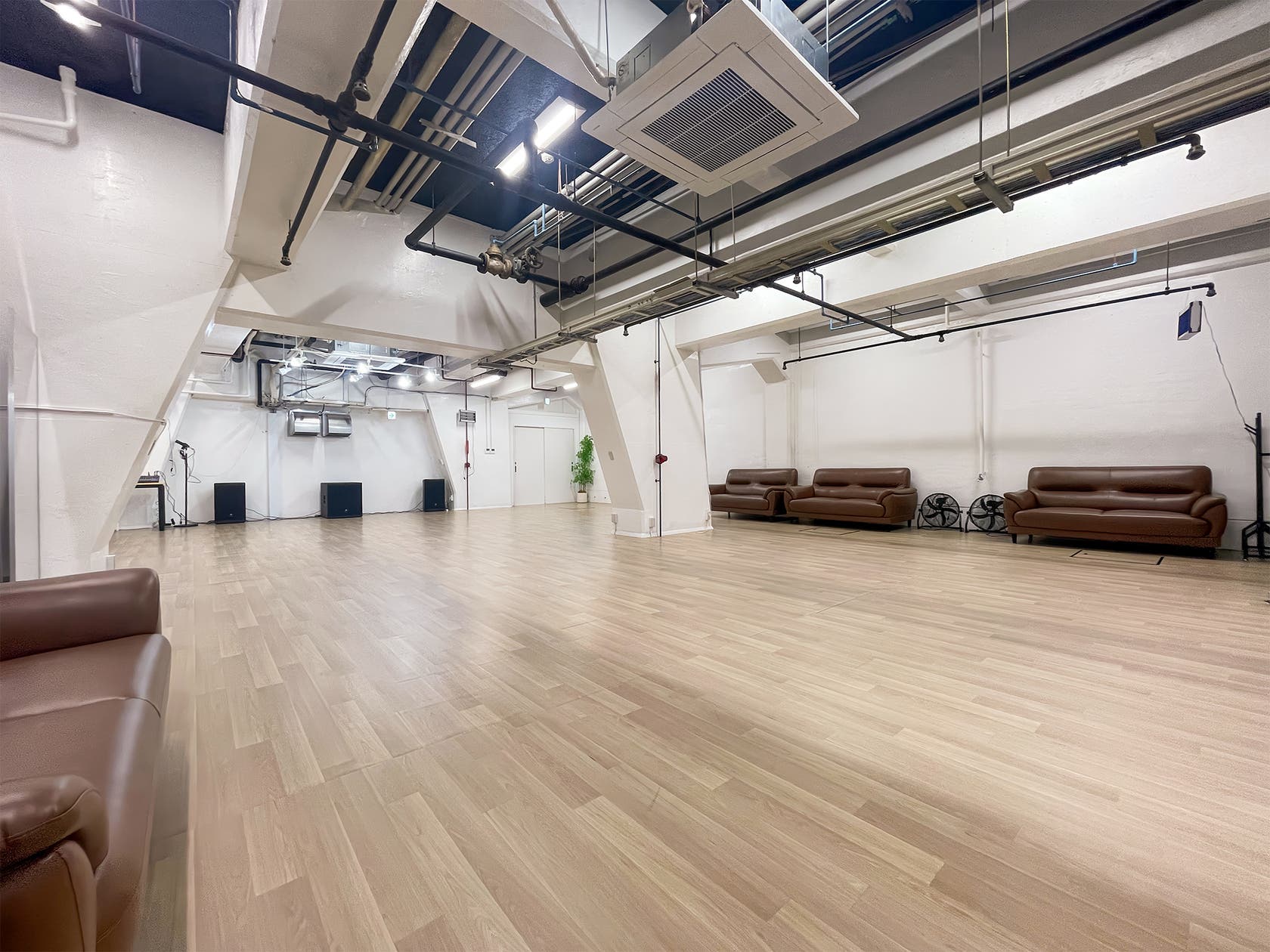 グンカン・ベース｜マシーン付き卓球ルーム｜卓球練習・レッスン・イベントにおすすめ｜個室空間・SMOOTH全自動入退室システムの写真2