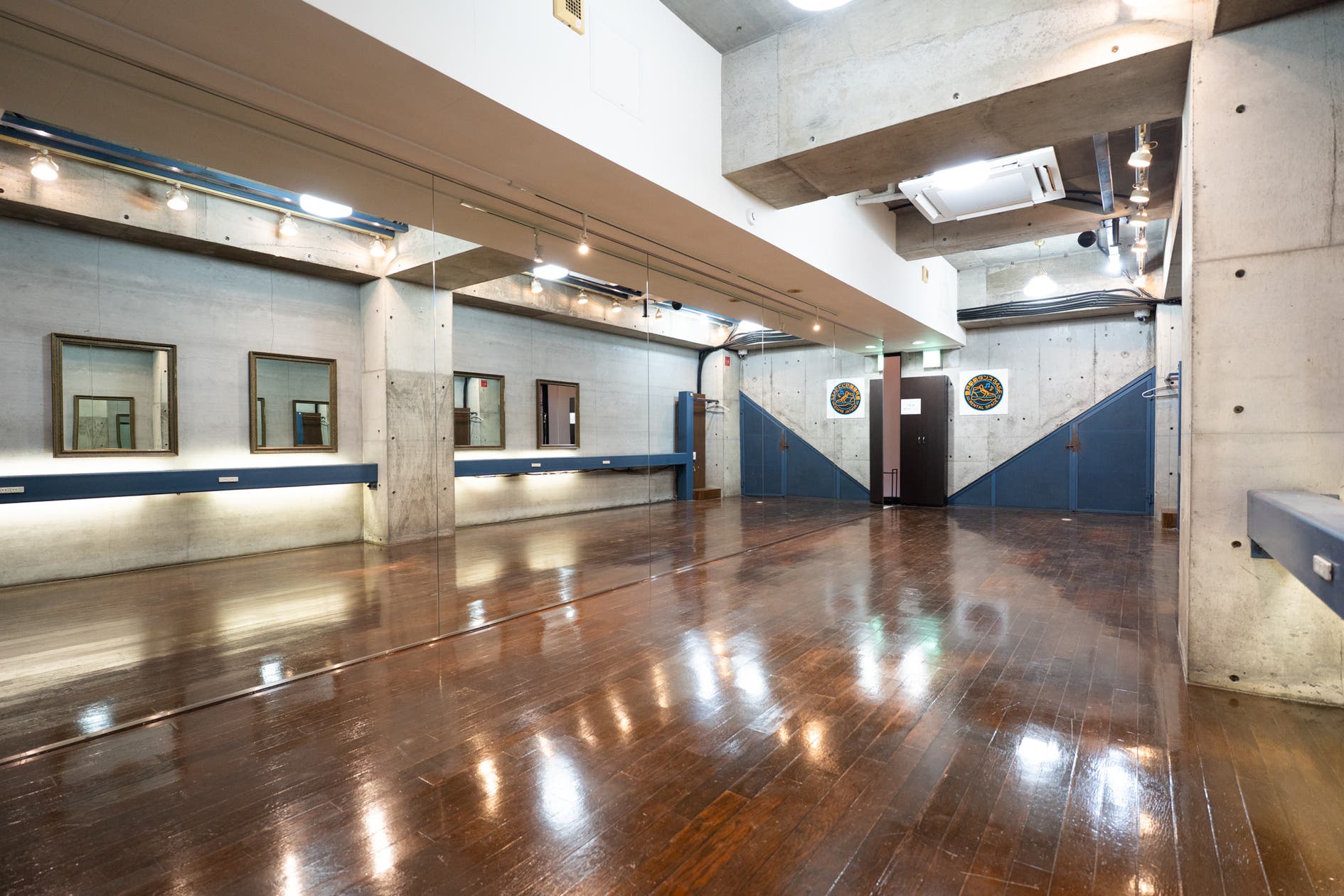 登戸駅から徒歩１分！広々とした50㎡のダンススタジオの写真1