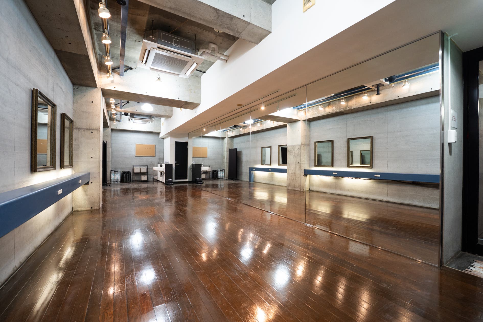 登戸駅から徒歩１分！広々とした50㎡のダンススタジオの写真2