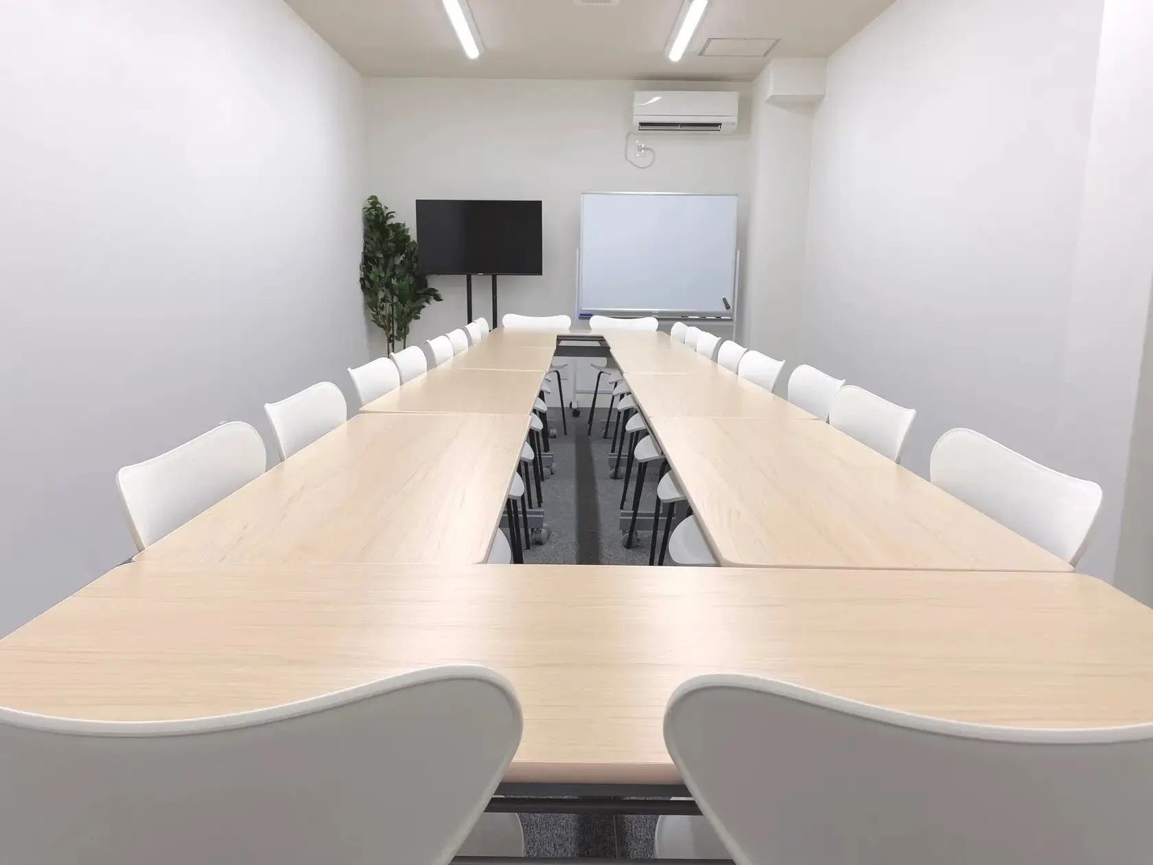 ＜Leaf京都四条（中会議室）＞駅徒歩5分🚃24H🈺Wi-Fi📶プロジェクター🎥会議/セミナー/ワークショップの写真9