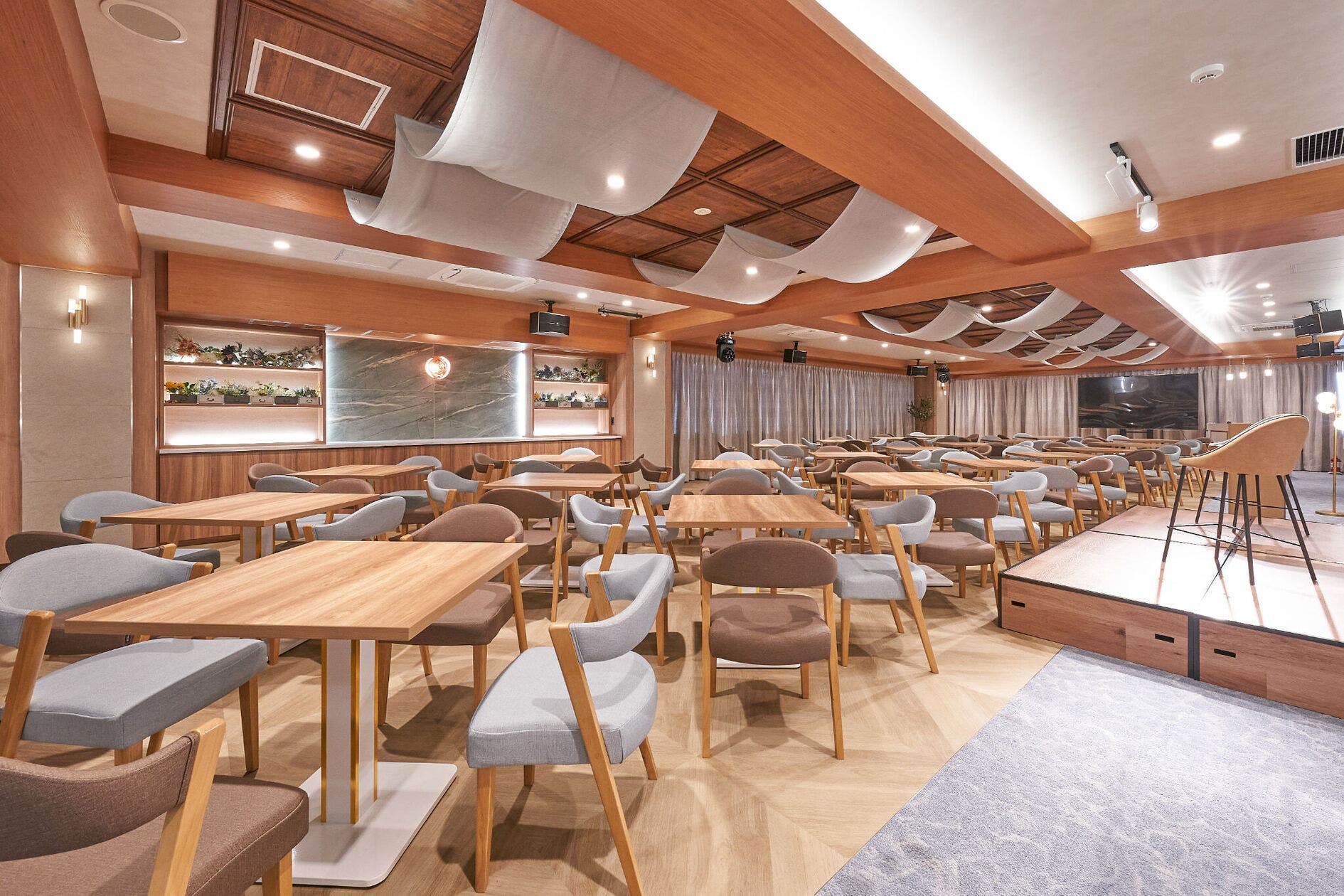 グレパ新橋7F【新橋駅 徒歩1分】パーティ イベント 撮影 ♥控室あり！ 飲食 OK 無料WiFi 駅近★の写真1