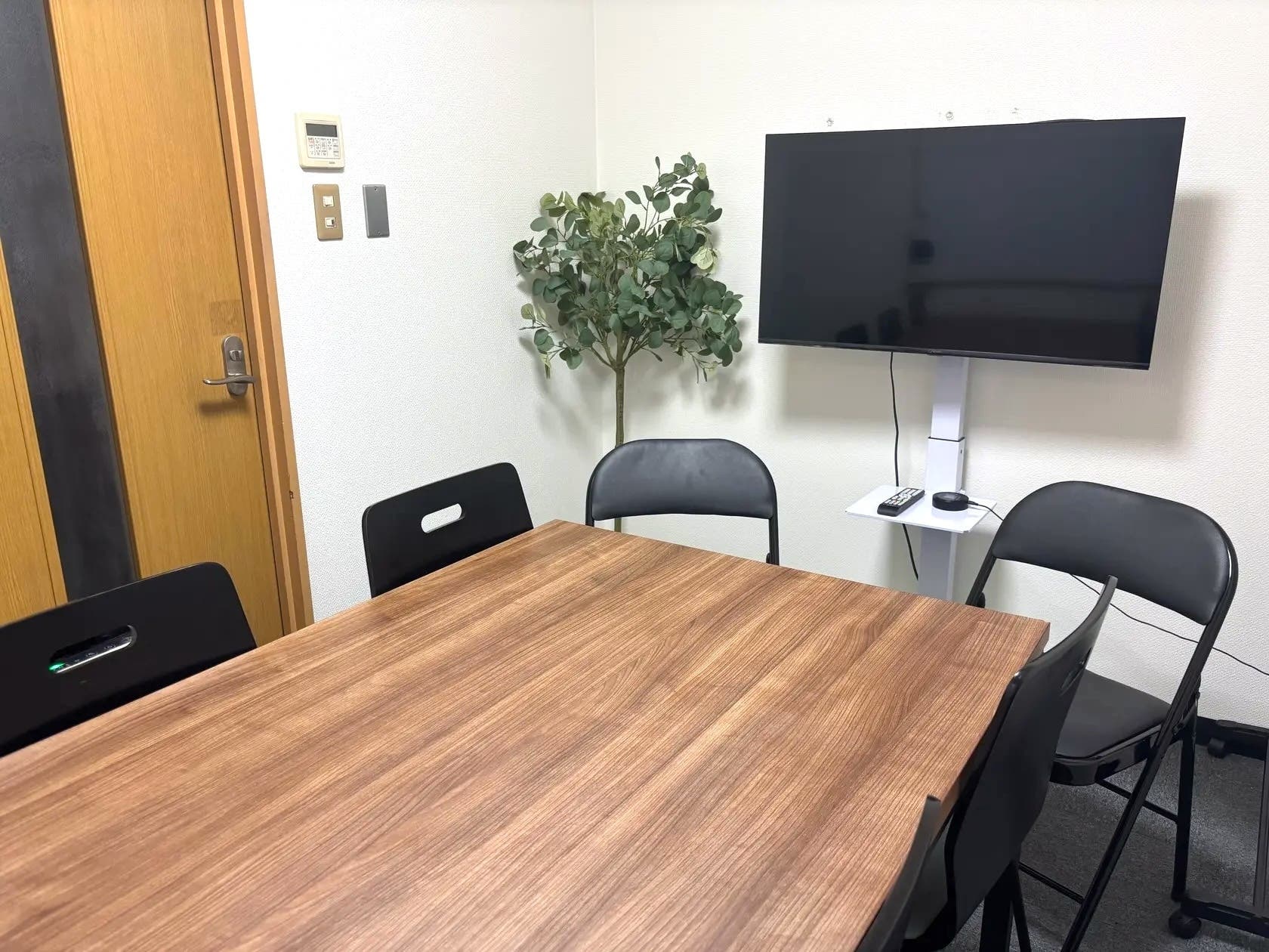 ＜Leaf京都南（小会議室）＞6名収容🪑Wi-Fi📶モニター🎥会議/リモートワーク/オンライン会議の写真2