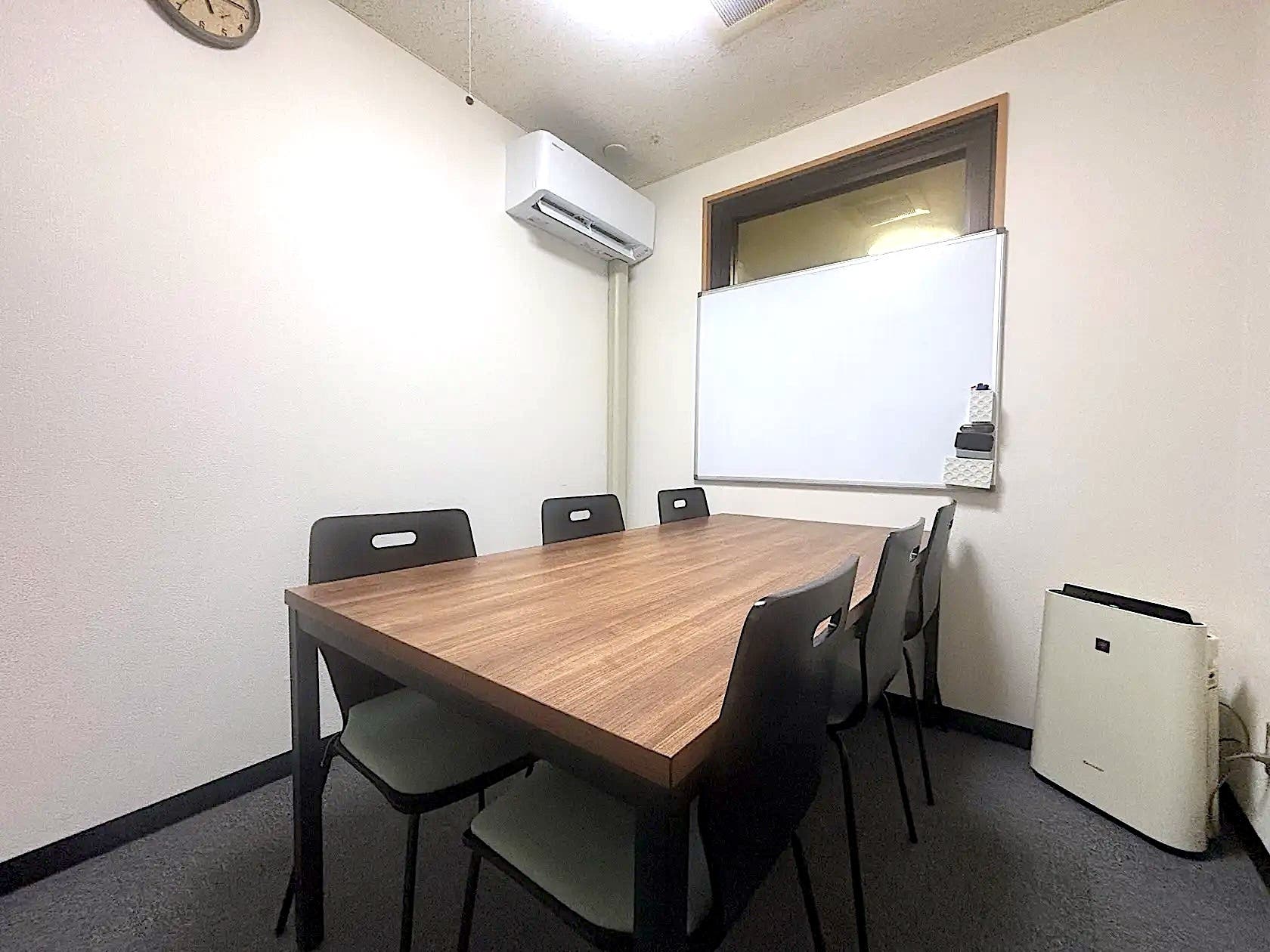 ＜Leaf京都南（小会議室）＞6名収容🪑Wi-Fi📶モニター🎥会議/リモートワーク/オンライン会議の写真1