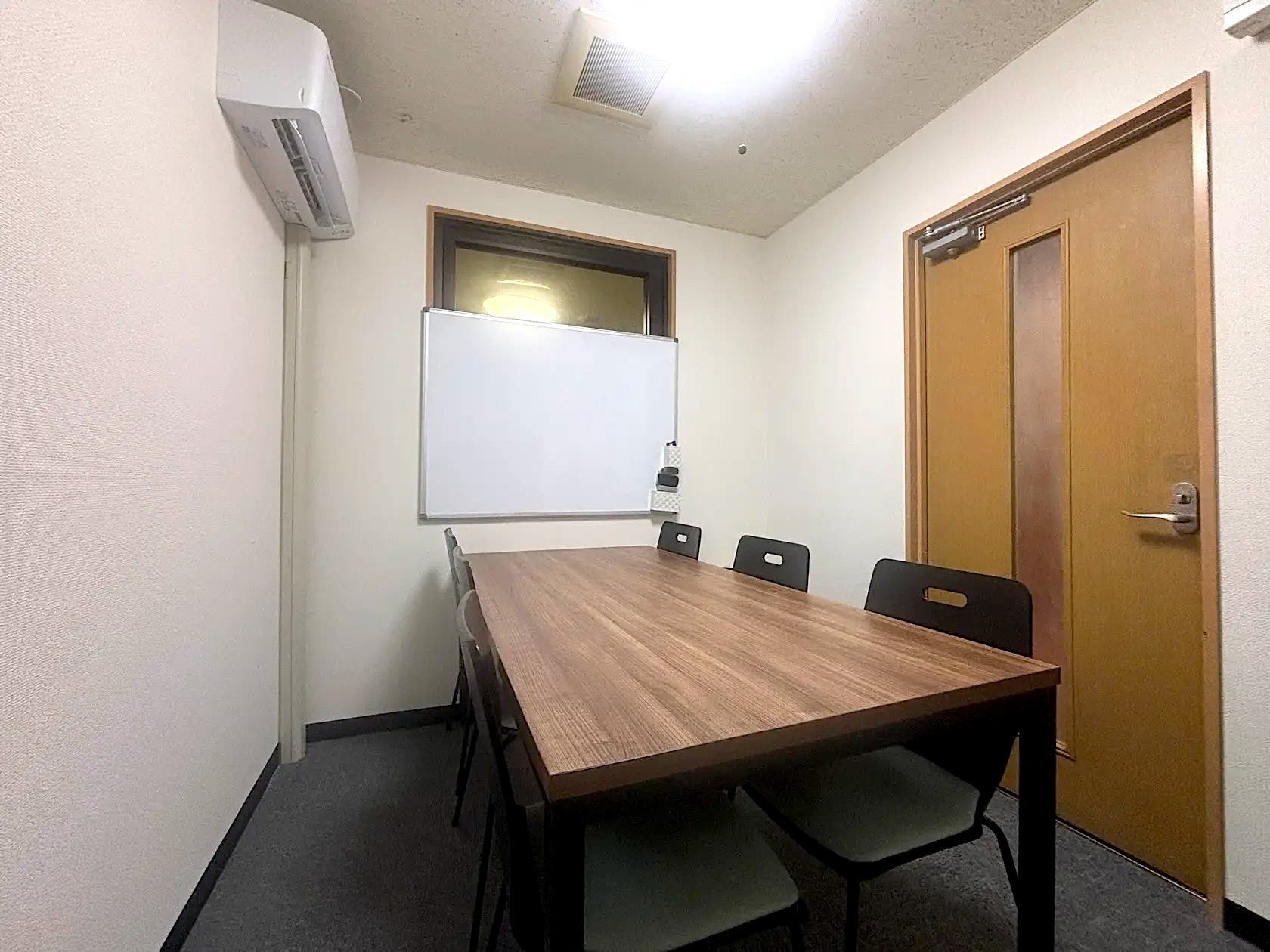 ＜Leaf京都南（小会議室）＞6名収容🪑Wi-Fi📶モニター🎥会議/リモートワーク/オンライン会議の写真3