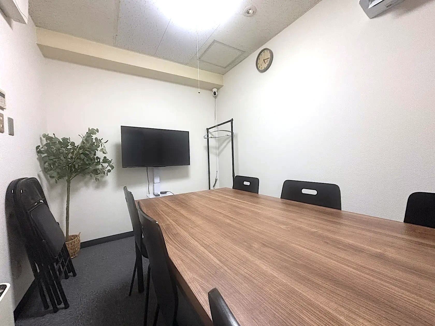 ＜Leaf京都南（小会議室）＞6名収容🪑Wi-Fi📶モニター🎥会議/リモートワーク/オンライン会議の写真4