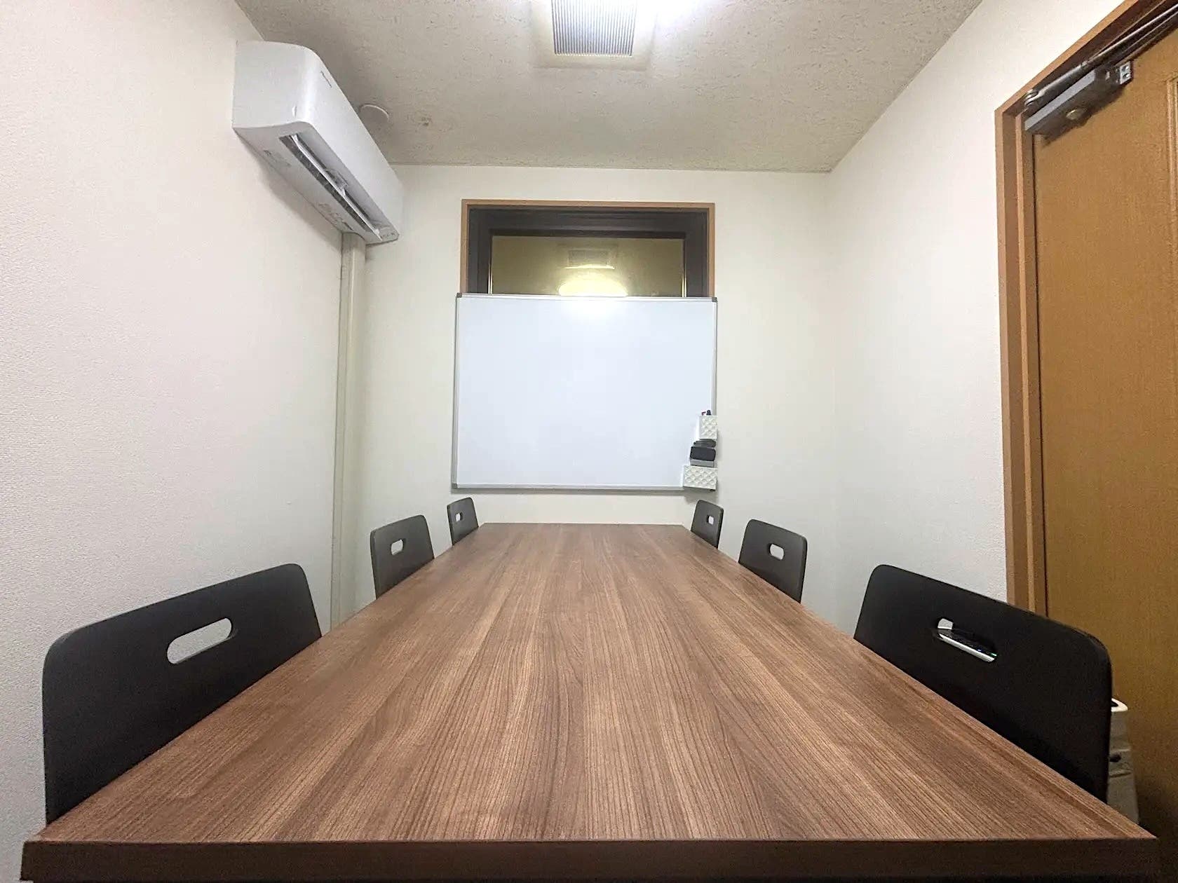 ＜Leaf京都南（小会議室）＞6名収容🪑Wi-Fi📶モニター🎥会議/リモートワーク/オンライン会議の写真5