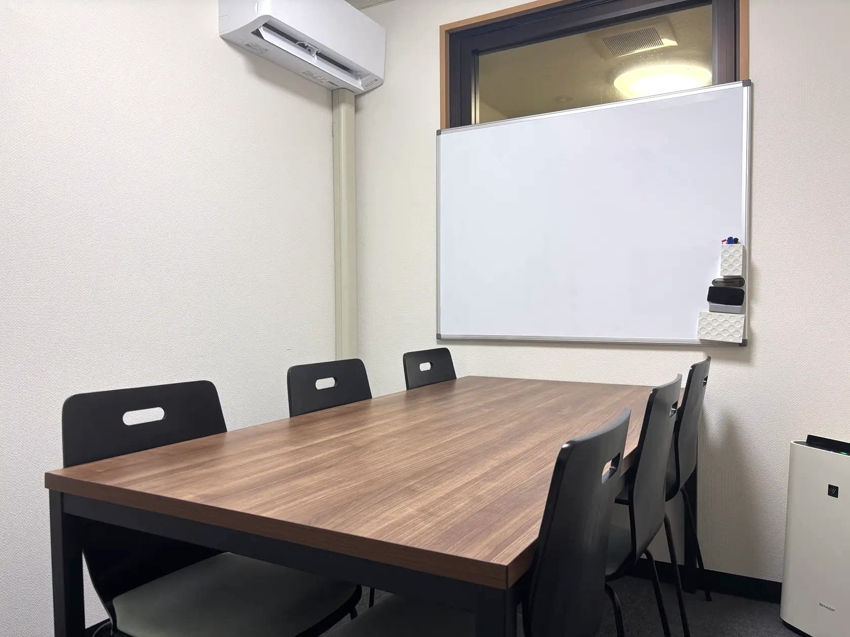 ＜Leaf京都南（小会議室）＞6名収容🪑Wi-Fi📶モニター🎥会議/リモートワーク/オンライン会議の写真8