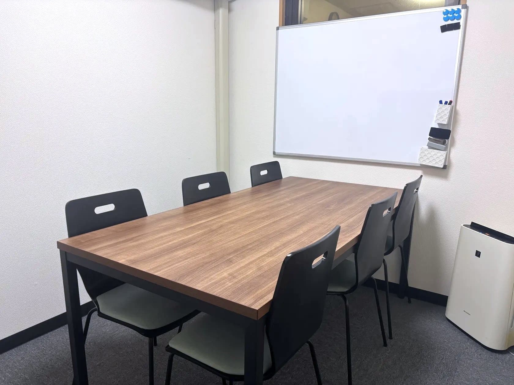 ＜Leaf京都南（小会議室）＞6名収容🪑Wi-Fi📶モニター🎥会議/リモートワーク/オンライン会議の写真11