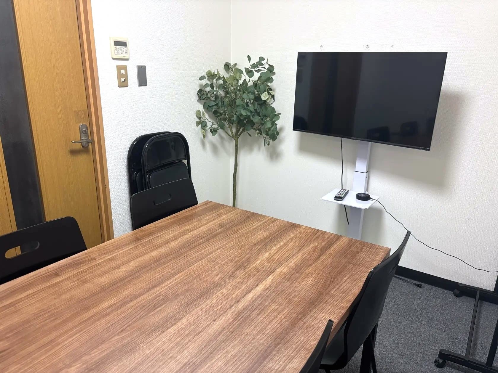 ＜Leaf京都南（小会議室）＞6名収容🪑Wi-Fi📶モニター🎥会議/リモートワーク/オンライン会議の写真12