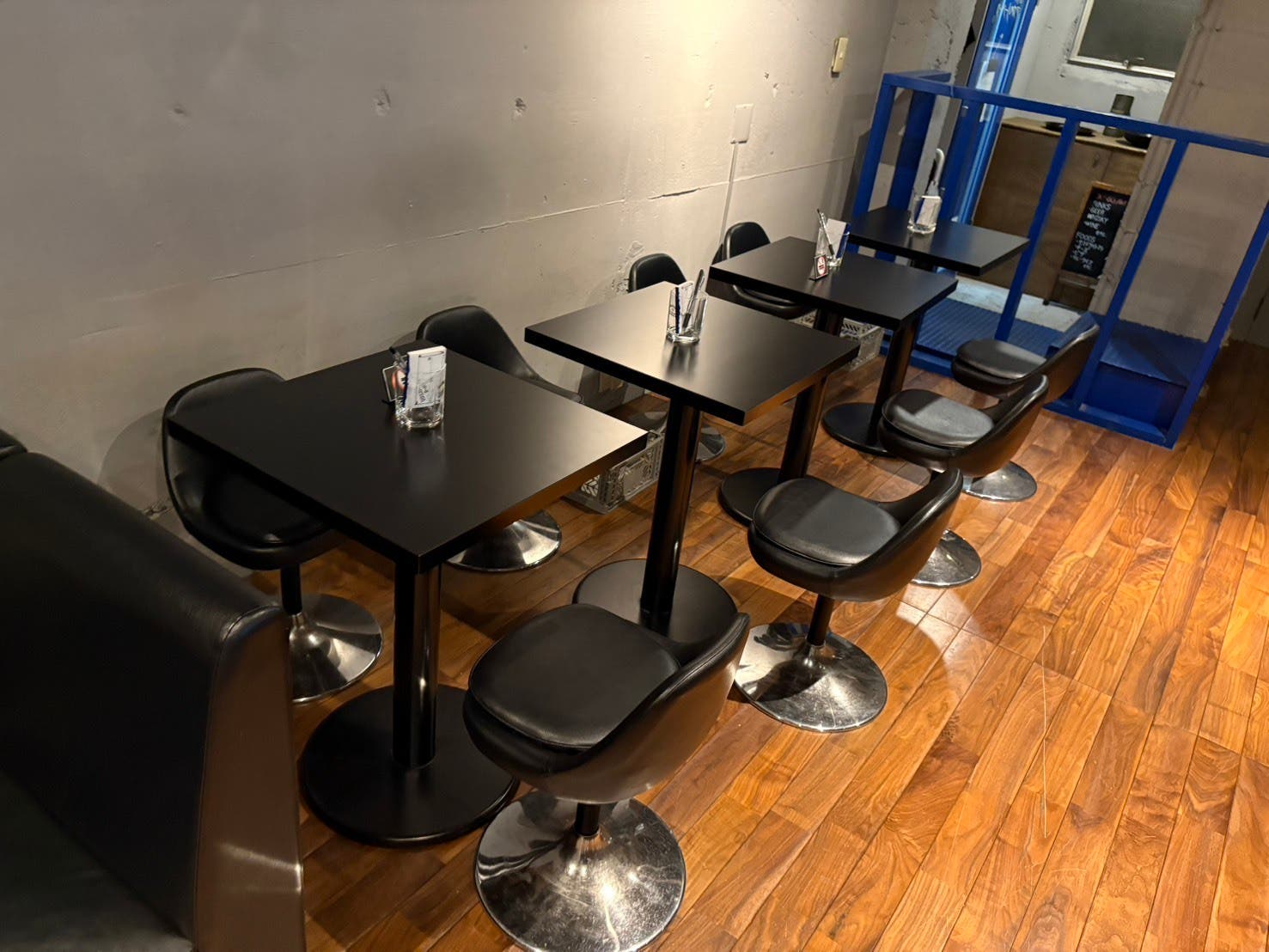 【渋谷5分】有名人対談の実績あり｜壁一面のレコードと上質音響のロックバー｜撮影スペースにの写真3