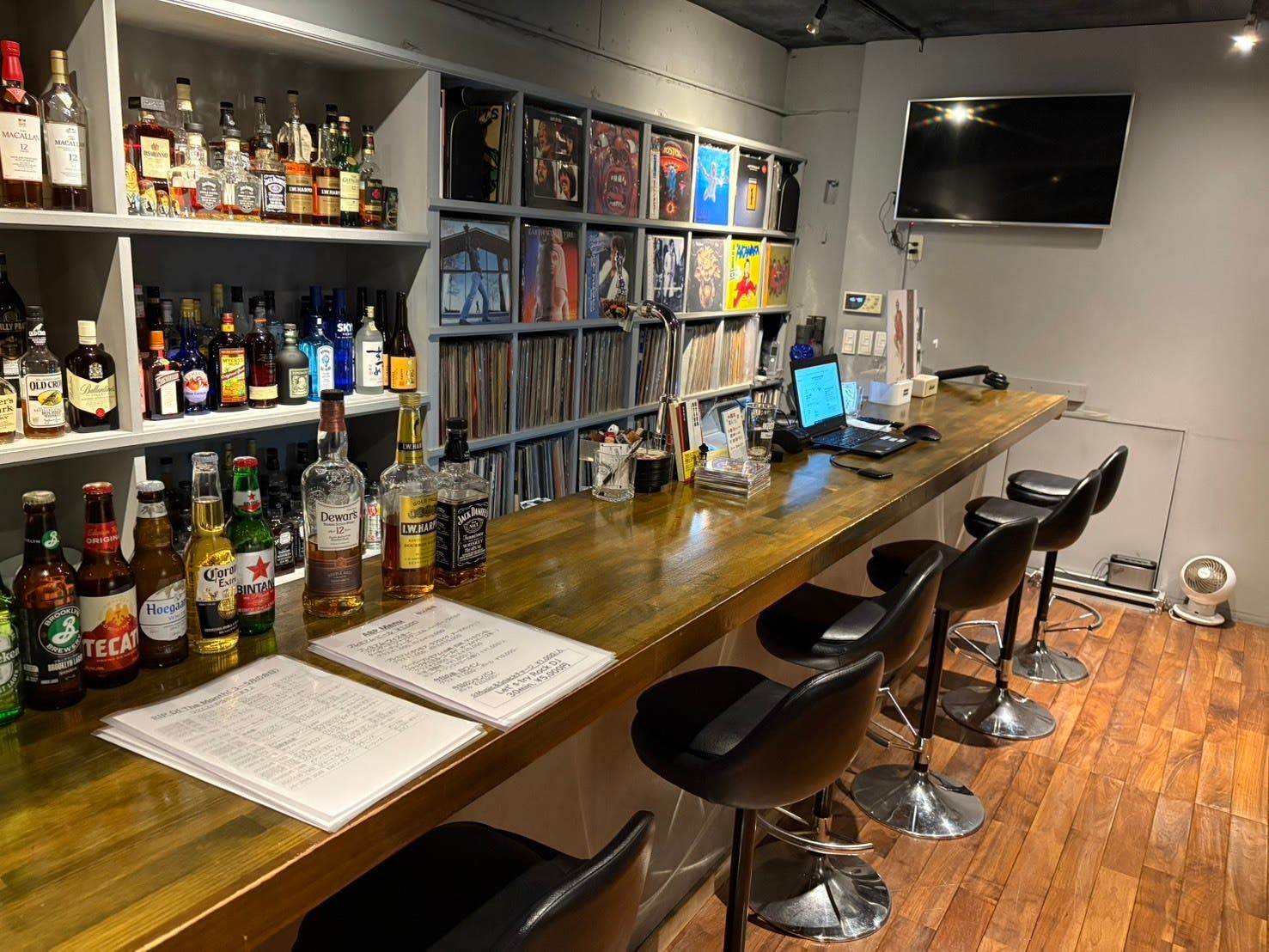 【渋谷5分】有名人対談の実績あり｜壁一面のレコードと上質音響のロックバー｜撮影スペースにの写真1