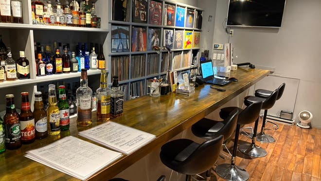 【渋谷5分】有名人対談の実績あり|壁一面のレコードと上質音響のロックバー|撮影スペースにの写真1