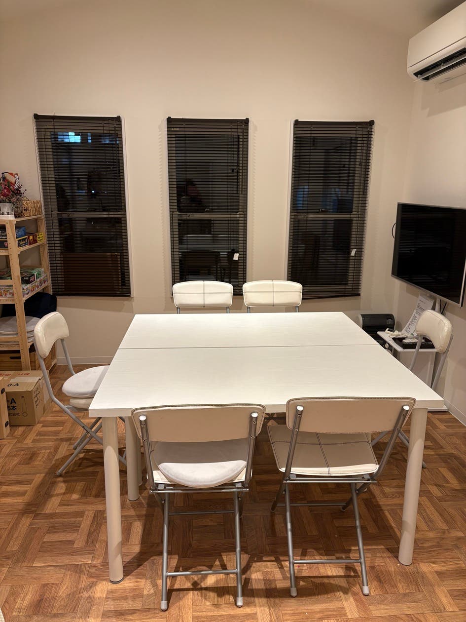 木更津駅西口徒歩3分！会議やカウンセリング、ボードゲームなどにご利用いただけます。少人数での打ち合わせなどに最適の写真1