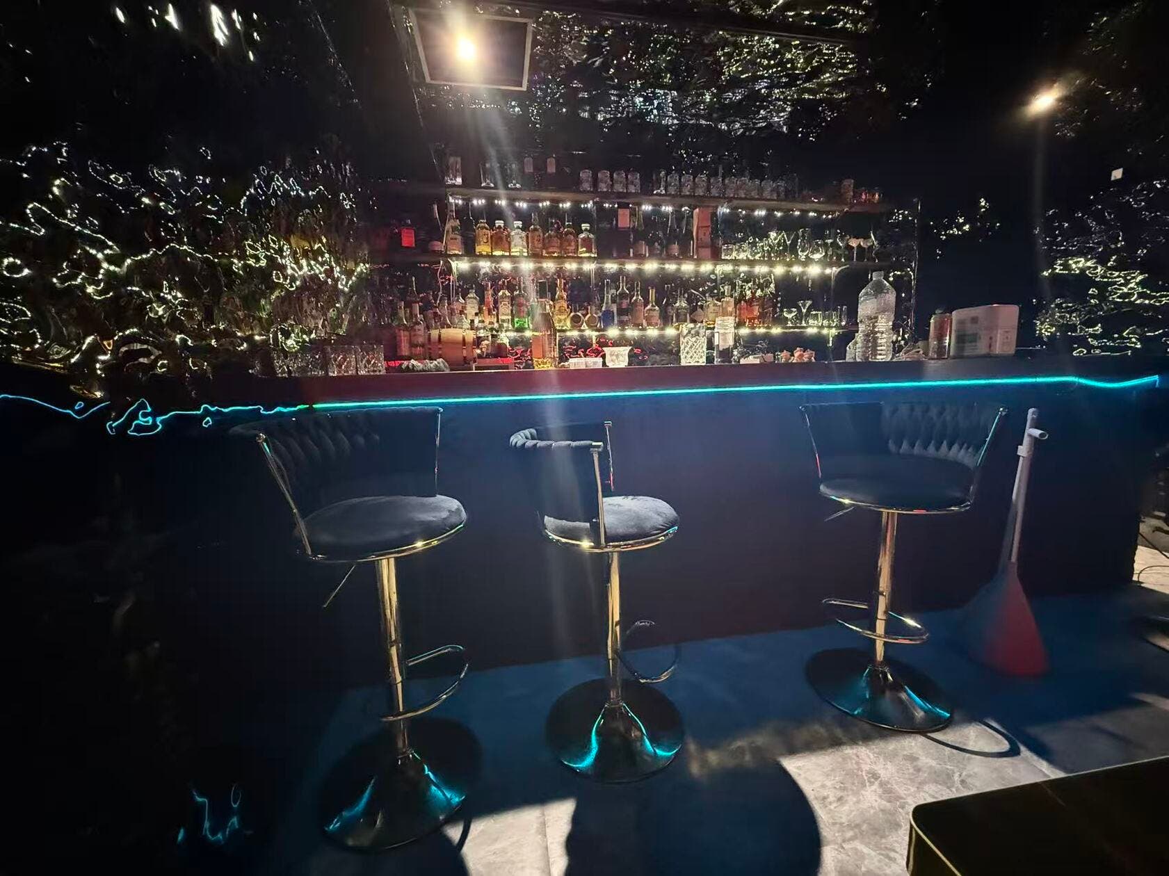 池袋駅近｜おしゃれバー貸切｜パーティー・撮影OKの写真1