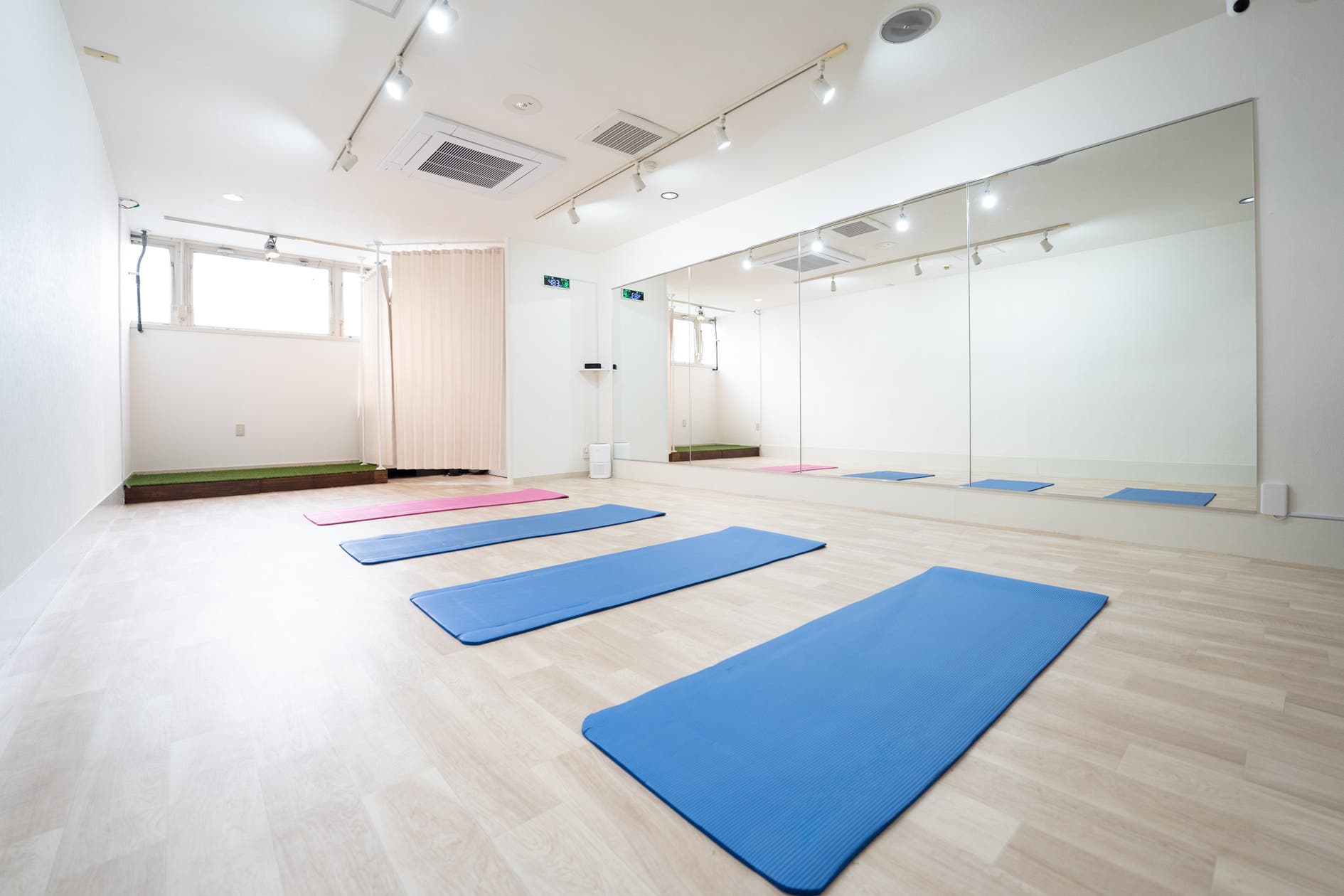 【OPEN記念価格！湘南台駅徒歩3分】大型鏡×綺麗な長方形空間｜ダンス・ヨガ・撮影に最適の写真9